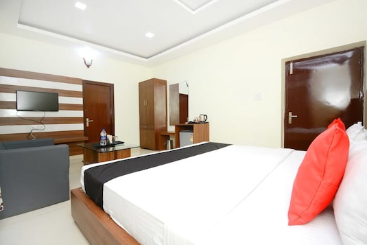 Pathankot Club Hotel Pathankot at ₹ 1464 - Reviews, Photos & Offer