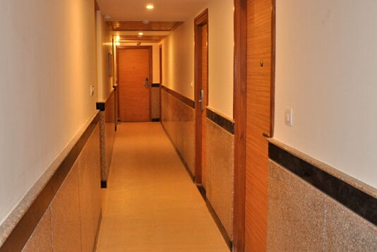 Hotel SMS Grand Inn Vellore at ₹ 1155 - Reviews, Photos & Offer