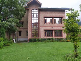 Sheesha Residency Hotel Srinagar with 𝗙𝗿𝗲𝗲 𝗖𝗮𝗻𝗰𝗲𝗹𝗹𝗮𝘁𝗶𝗼𝗻